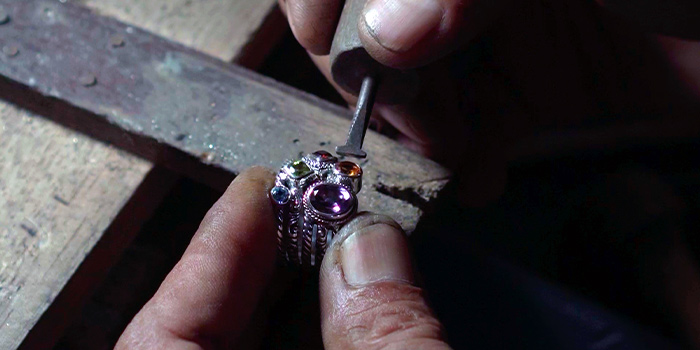 How to Safely Remove a Ring From a Swollen Finger